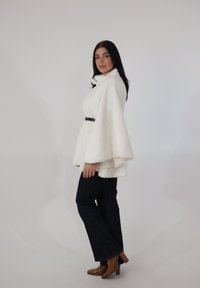 Elara BOLERO - Poncho - weiß/blanco - Zalando.es