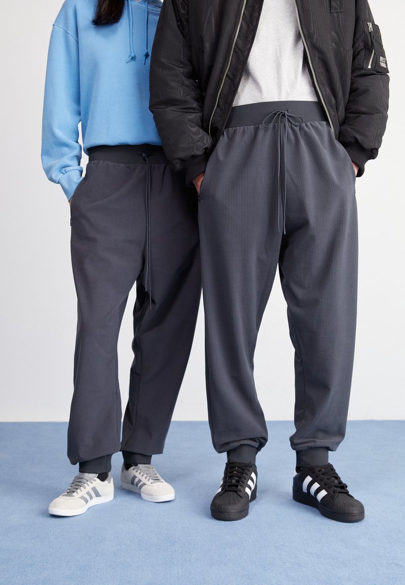 adidas Originals PANT UNISEX - Tracksuit bottoms - carbon/anthracite ...