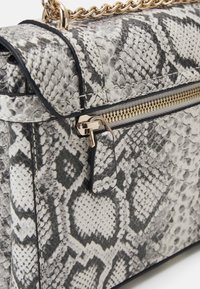 Guess EMILEE CONVERTIBLE XBODY FLAP - Handtasche - natural multi/beige ...