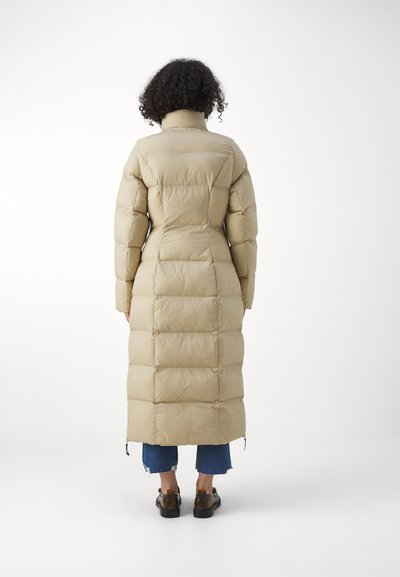 Wood Wood LIVIA LONG PADDED - Winterjas - dark khaki/beige - Zalando.be