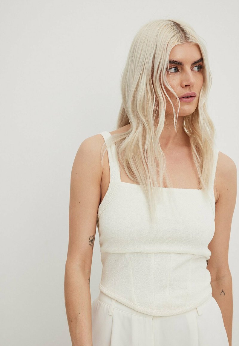 NA-KD MIT KORSETTDETAIL - Top - offwhite/hvid - Zalando.dk