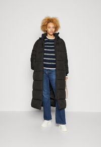 Pieces Curve PCKATJA LONG PUFFER JACKET - Winter coat - black - Zalando ...