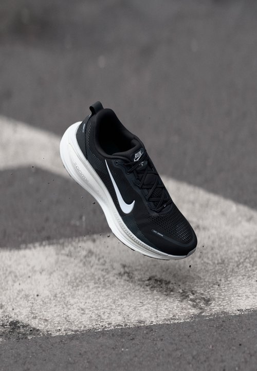 Nike Performance JOURNEY RUN - Katujuoksukengät - black/white ...