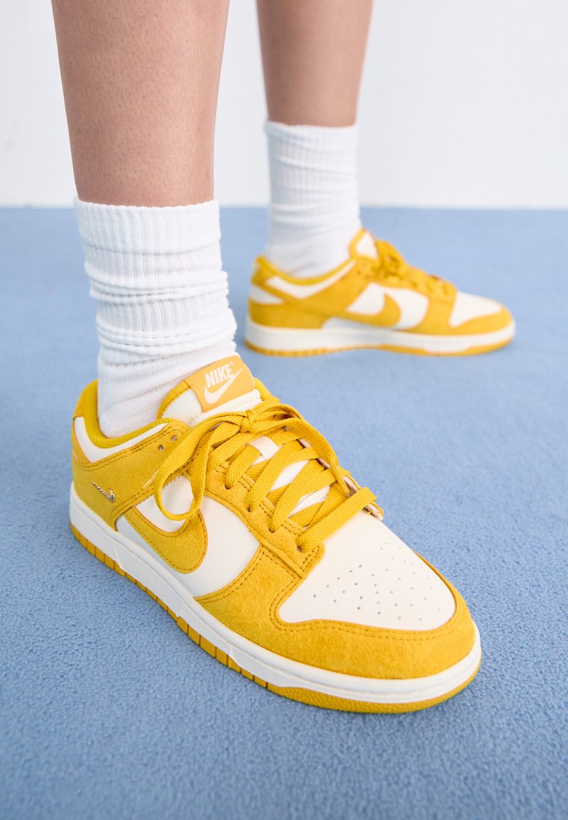 Nike Sportswear DUNK LOW - Zapatillas - pale ivory/dark sulfur/sail ...