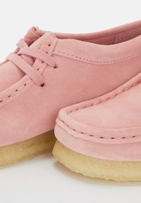 Clarks Originals WALLABEE - Casual lace-ups - blush pink/pink - Zalando ...