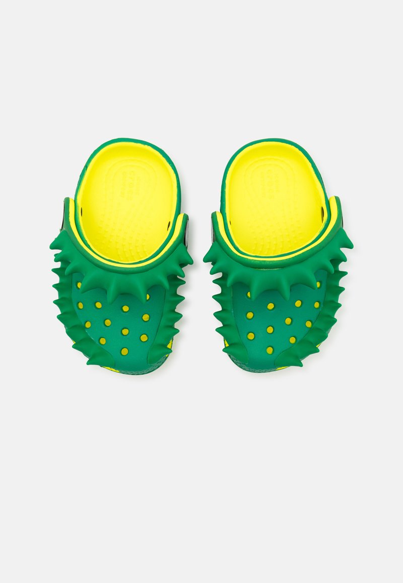 Crocs CLASSIC SPIKES UNISEX - Pool slides - acidity/green ivy/dark ...