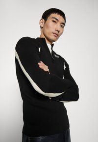 Filling Pieces TURTLE NECK ZIP - Strickpullover - black/schwarz ...