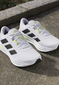 adidas Performance GALAXY 7 - Scarpe da corsa su strada - cloud white ...