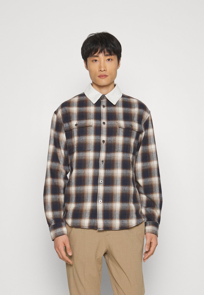 Pier One CHECKED WINTER OVERSHIRT - Leichte Jacke - beige/dark blue ...