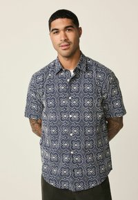 Next REGULAR FIT - TEXTURED EMBROIDERED LEAF SHORT SLEEVE - Shirt ...
