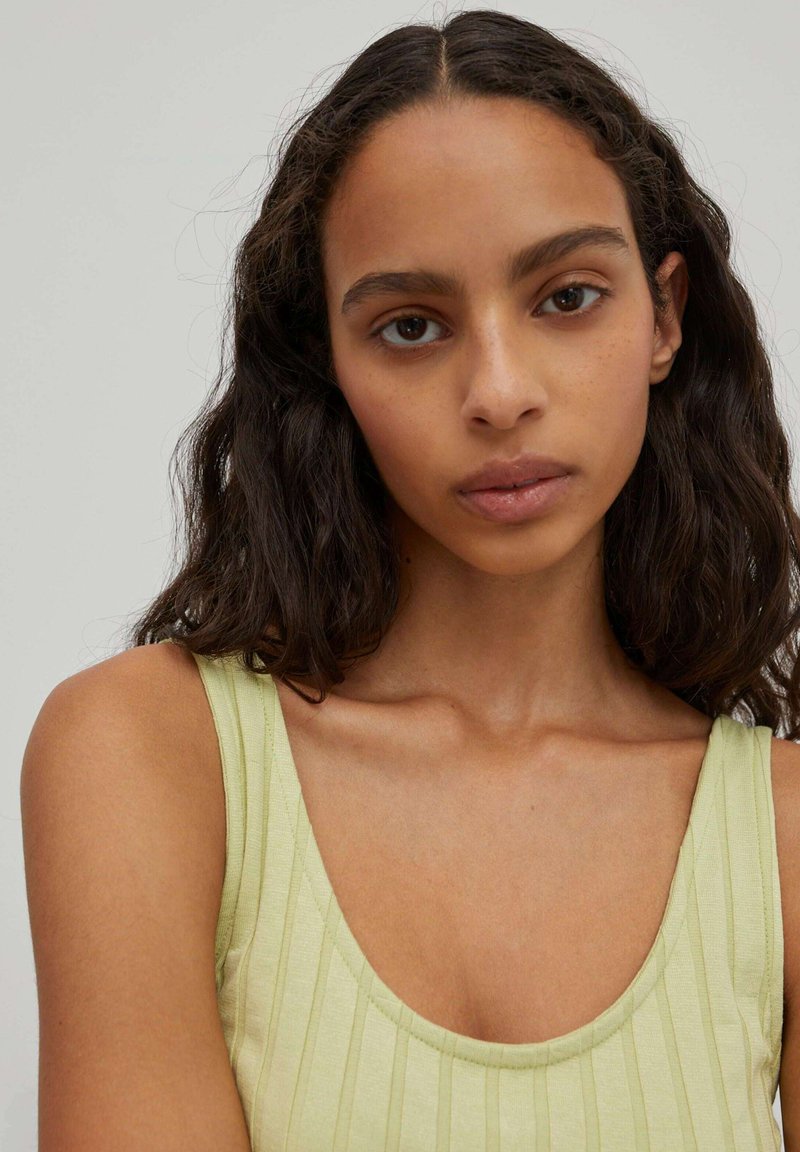 EDITED SHENAY - Etuikleid - grün - Zalando.ch