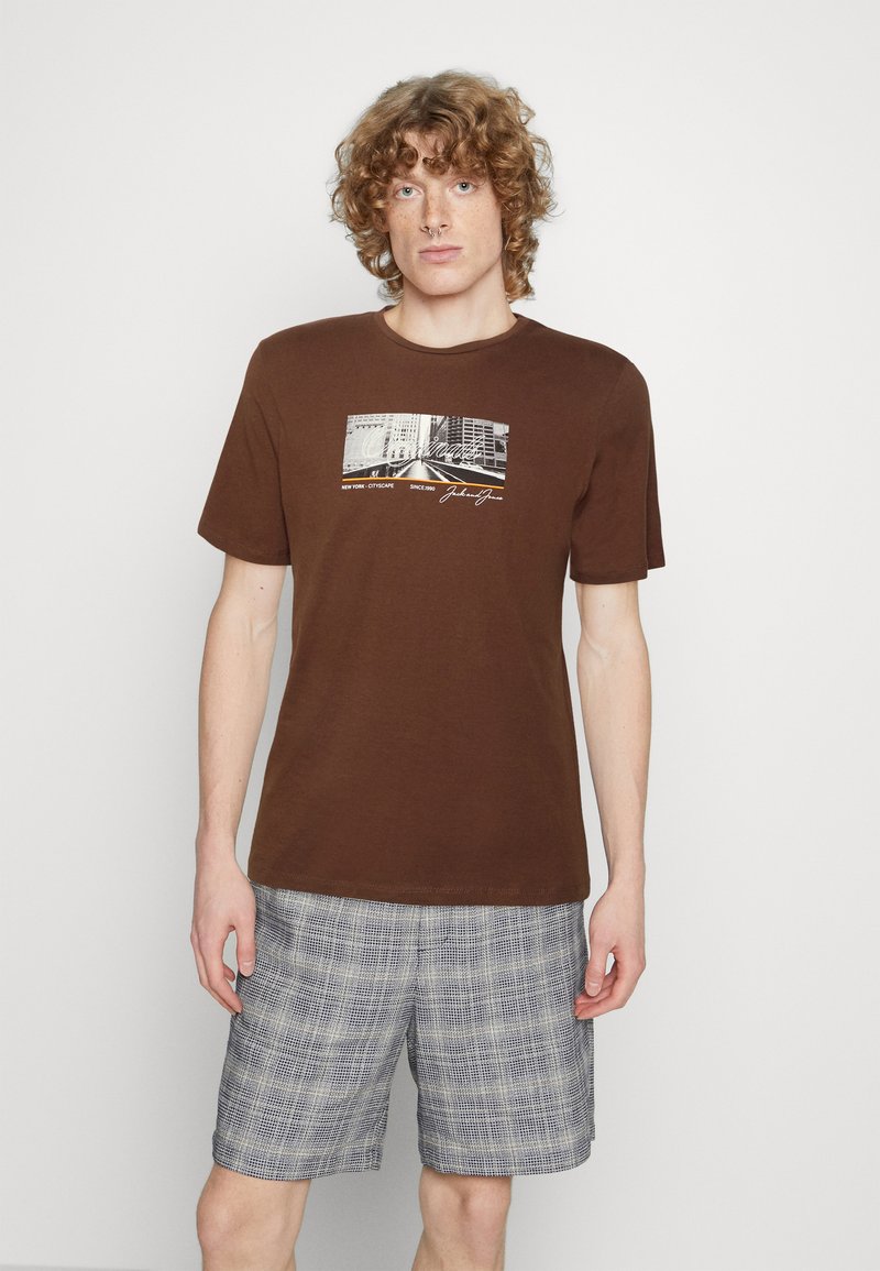 Jack & Jones JORBOOSTER TEE CREW NECK - Print T-shirt - chestnut/brown ...
