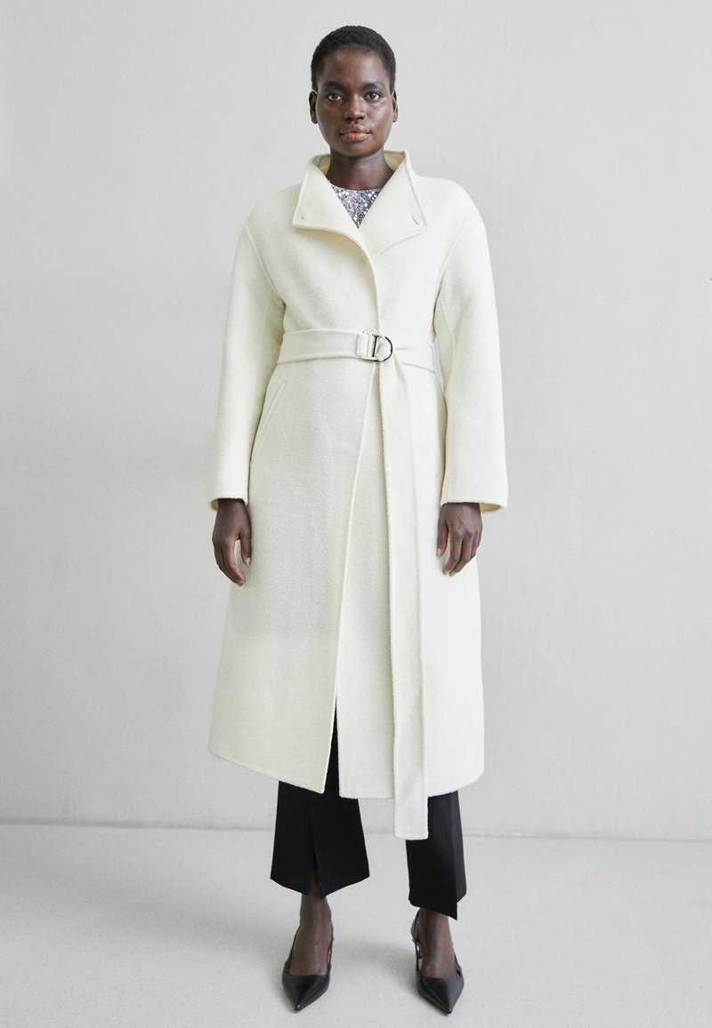 maje GENESIS - Klasický kabát - ecru/špinavě bílá - Zalando.cz