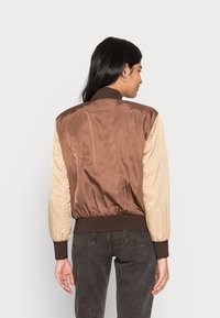Neon & Nylon NEOCOLEEN JACKET - Chaquetas bomber - brown/marrón ...
