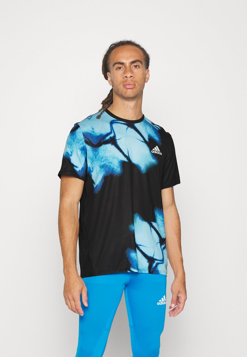 adidas Performance FAST MEN - Triko s potiskem - black/team royal blue ...