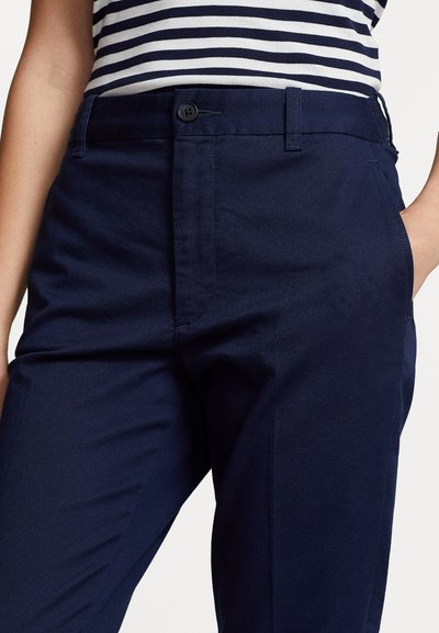 Polo Ralph Lauren CROPPED SLIM FIT TWILL CHINO TROUSER - Pantalones chinos - newport navy/azul ...