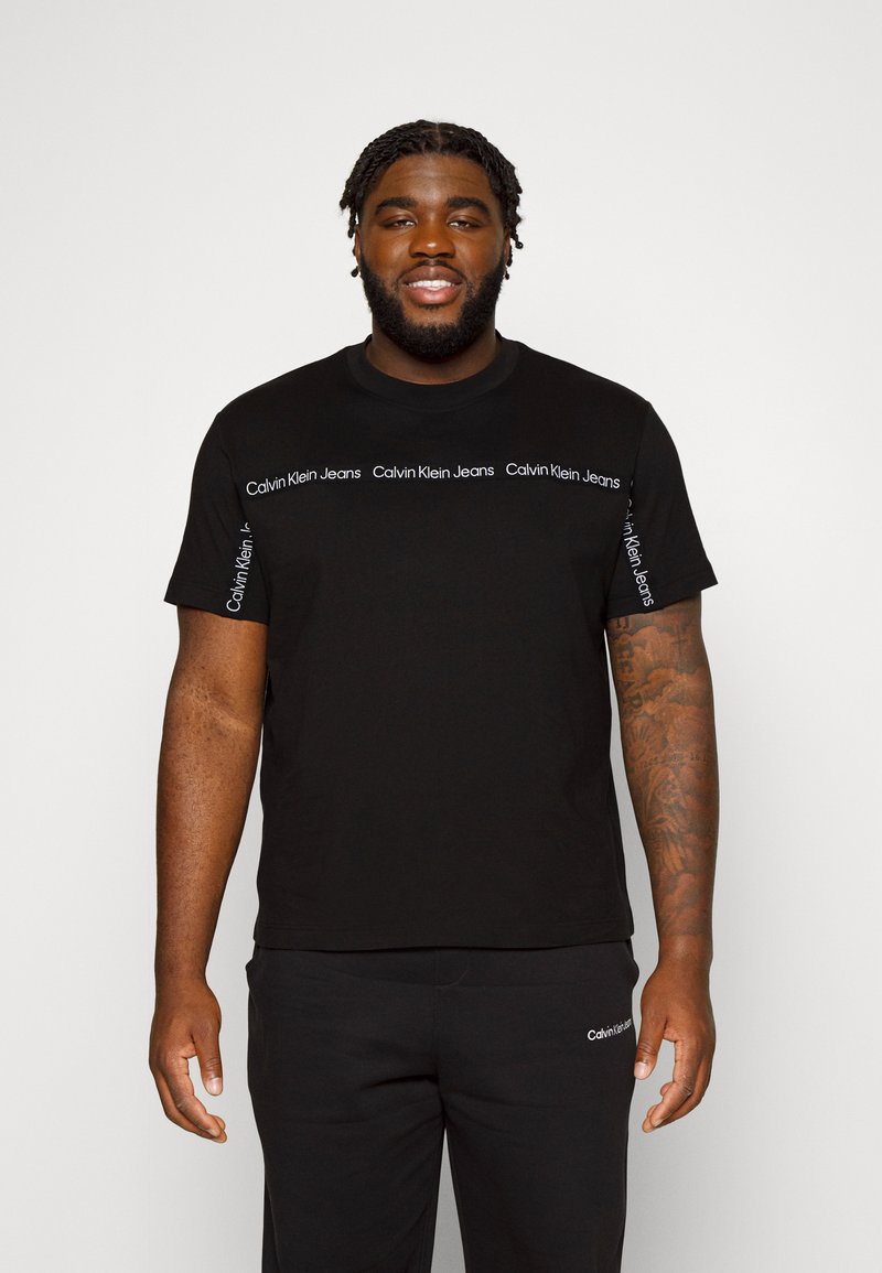Calvin Klein Jeans Plus LOGO TAPE TEE - T-Shirt print - black/schwarz ...