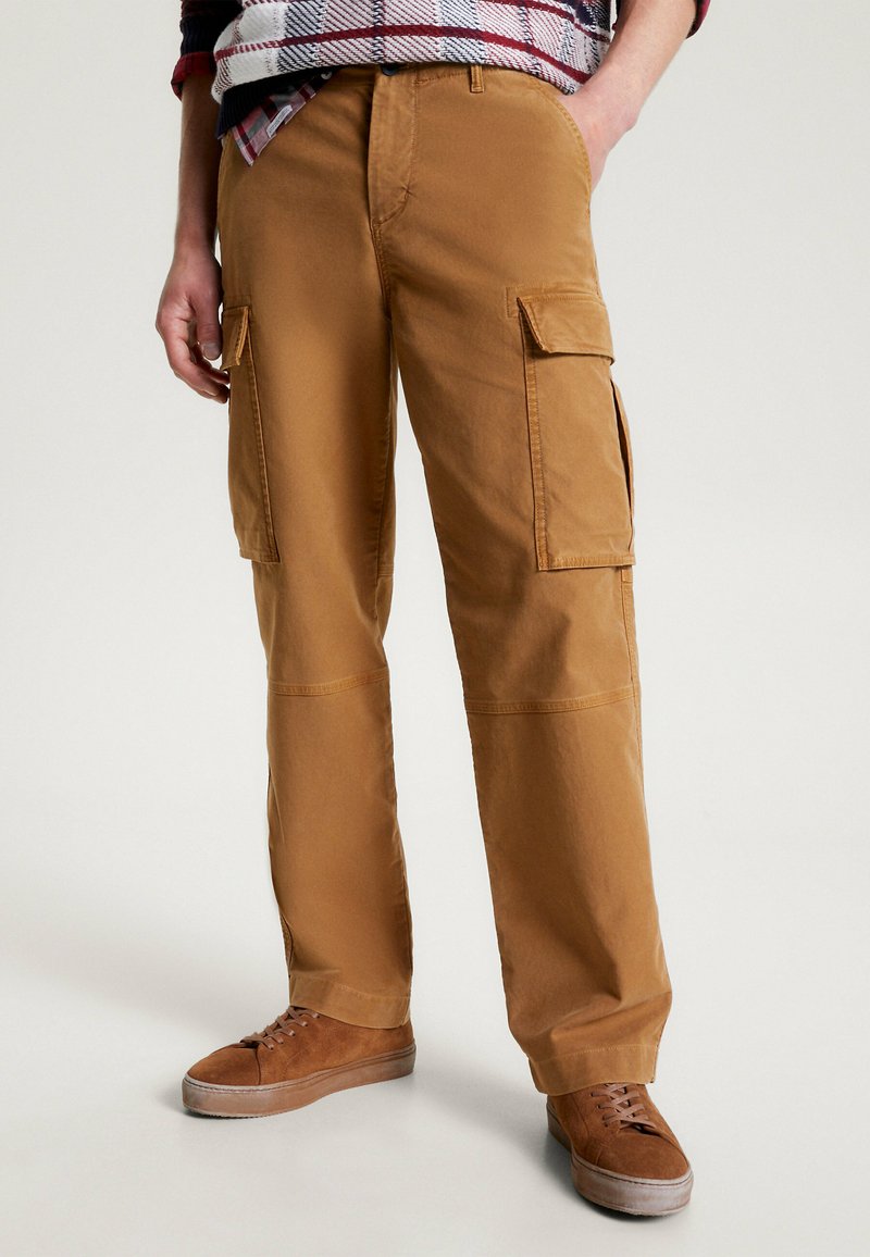 Tommy Hilfiger GARMENT DYED POCKET - Cargohose - desert khaki/khaki ...