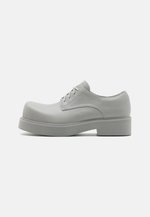 Koi Footwear OVERSIZED MENS DERBY SHOES - Derbies - grey/gris - ZALANDO.FR