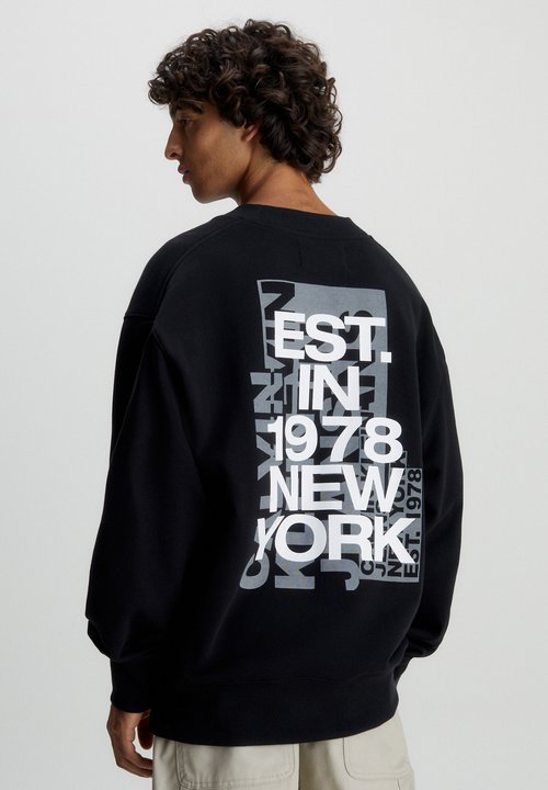 Calvin Klein Jeans BLURRED ADDRESS LOGO CREW NECK - Sweatshirt - ck ...