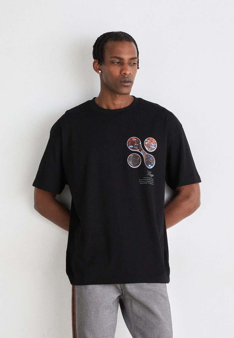 HUGO DIKINO - Nyomott mintás póló - black/fekete - Zalando.hu