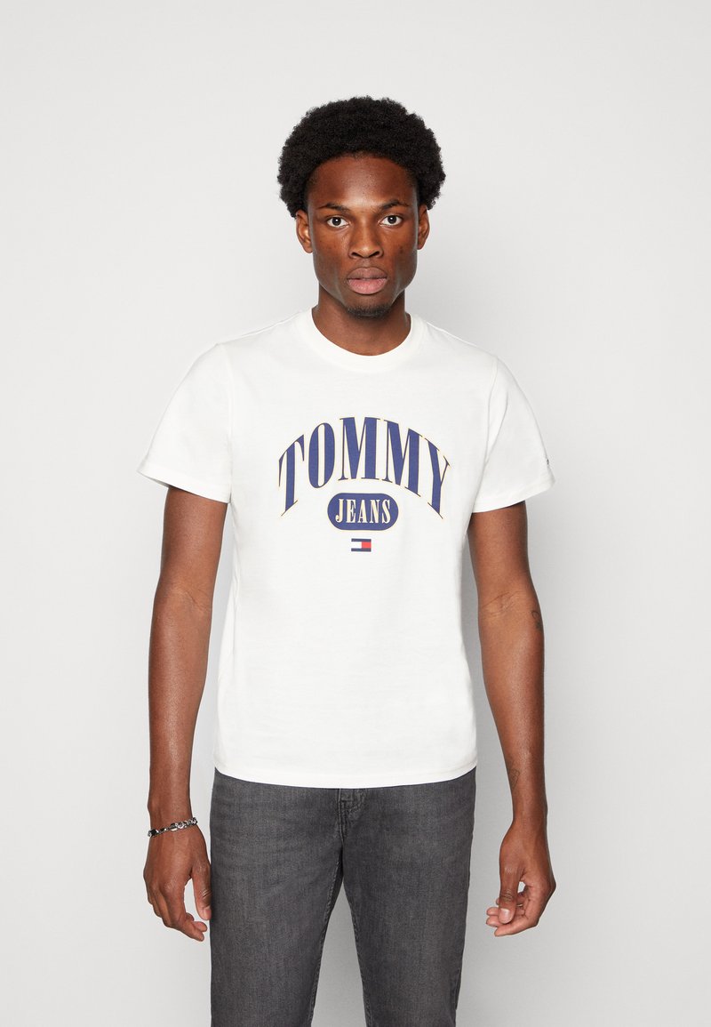 Tommy Jeans REGULAR ENTRY TEE - Print T-shirt - ancient white/off-white ...