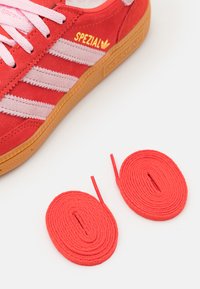 adidas Originals HANDBALL SPEZIAL UNISEX - Zapatillas - bright red ...