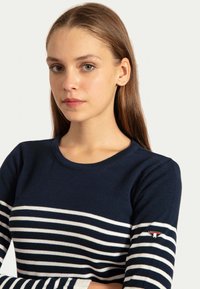 Jacey Quinn MODERN FIT STRIPED PATTERN - Strickpullover - navyecru/blau ...