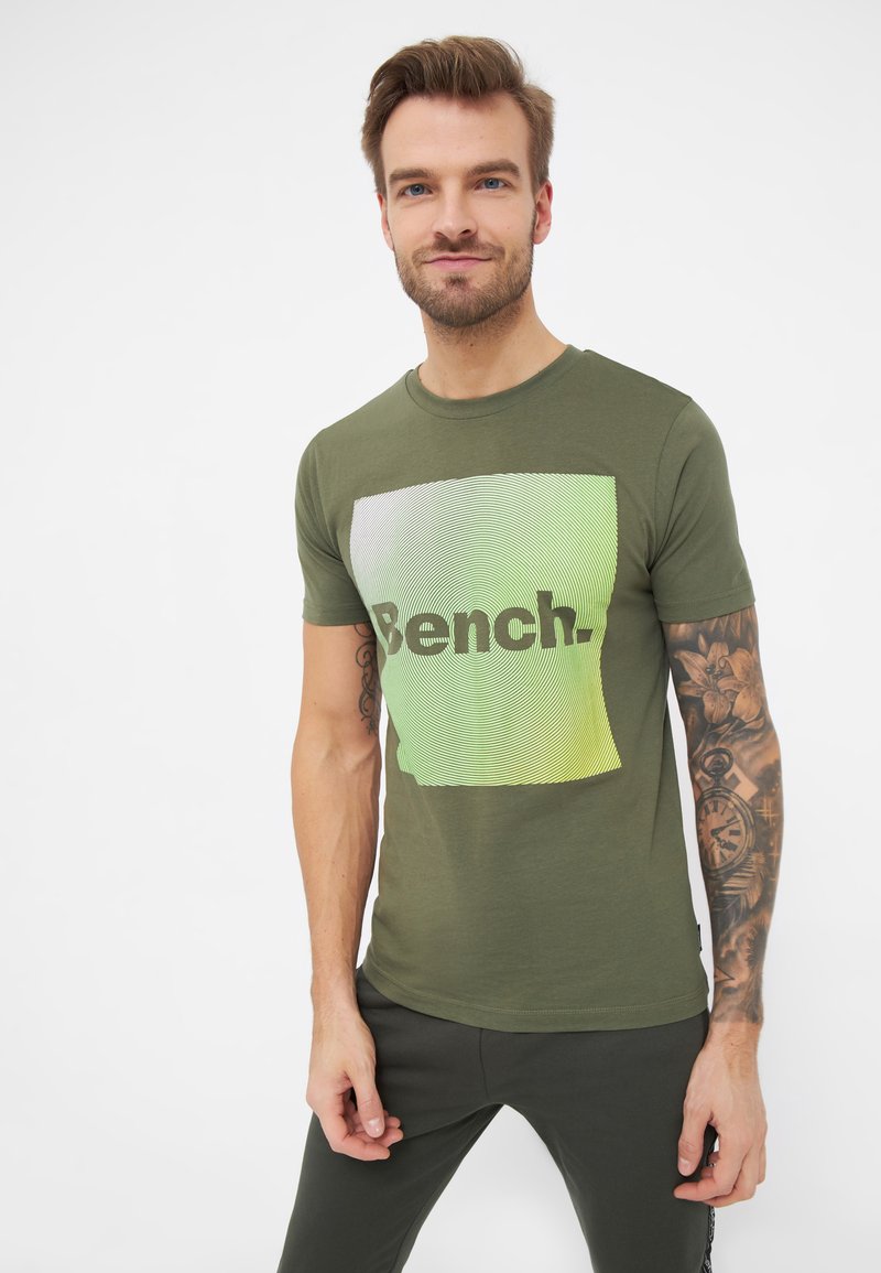 Bench WITH BENCH GRAPHIC PRINT TO FRONT - T-shirts print - khaki ...
