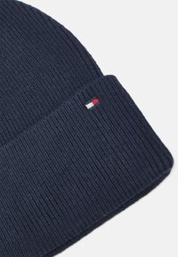 Tommy Hilfiger ESSENTIAL FLAG BEANIE - Mütze - space blue/blau - Zalando.de