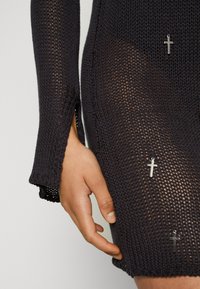 The Ragged Priest CHARMED DRESS - Robe fourreau - washed black/denim ...