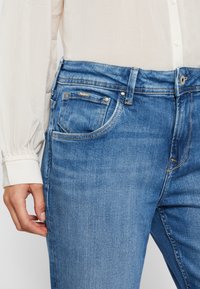 Pepe Jeans VIOLET - Slim fit -farkut - denim/sininen denim - Zalando.fi