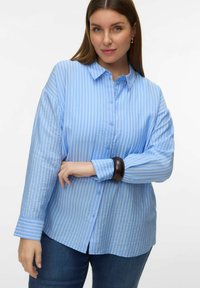 Vero Moda Curve VMCKAJA - Button-down blouse - vista blue/blue - Zalando