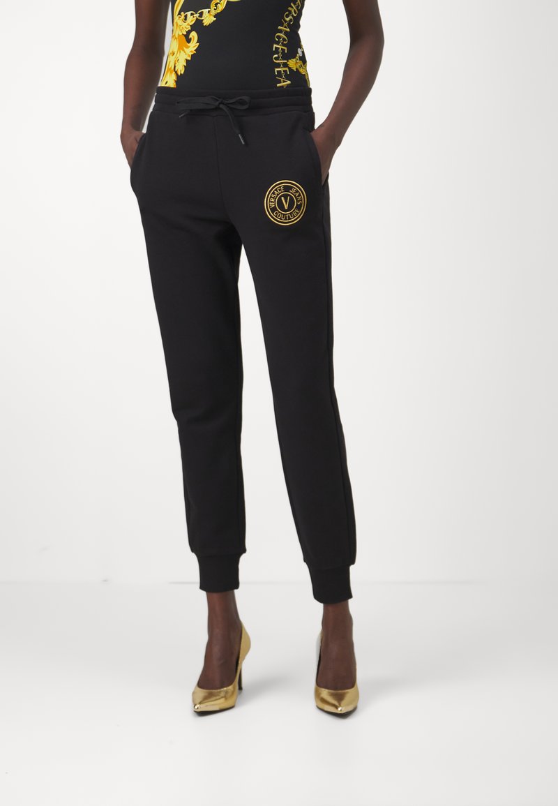 Versace Jeans Couture Träningsbyxor - black/gold/svart - Zalando.se