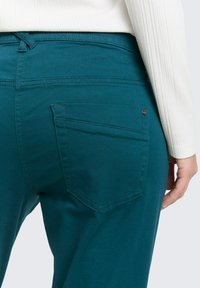 TOM TAILOR TAPERED - Pantalon classique - deep meadow green/bleu ...