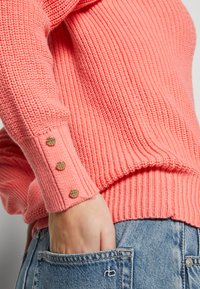 Morgan MANOU - Stickad tröja - corail type/korall - Zalando.se