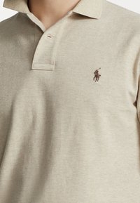 Polo Ralph Lauren CUSTOM SLIM FIT MESH POLO SHIRT - Poloshirt - expedition dune heather/sand ...