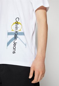 Calvin Klein Jeans TWO TONE MONOLOGO TEE - T-shirt imprimé - bright white/blanc - ZALANDO.FR