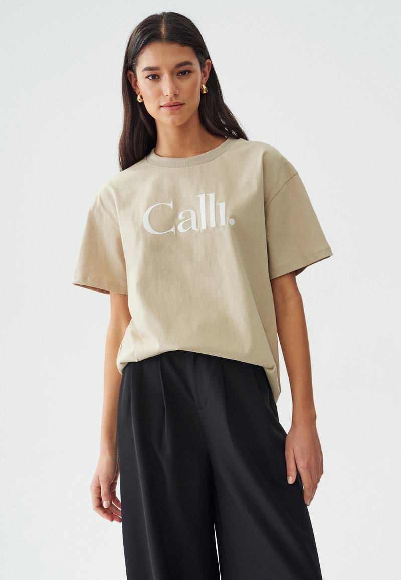 CALLI LOGO TEE - T-shirt print - beige white emb/beige - Zalando.nl