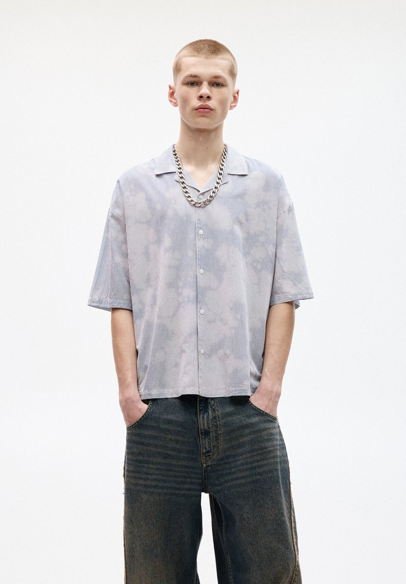 PULL&BEAR WASHED-EFFECT SHORT SLEEVE - Shirt - light blue denim/light ...