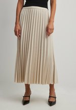 NA-KD SCHWERER - Jupe plissée - sand/beige - ZALANDO.FR