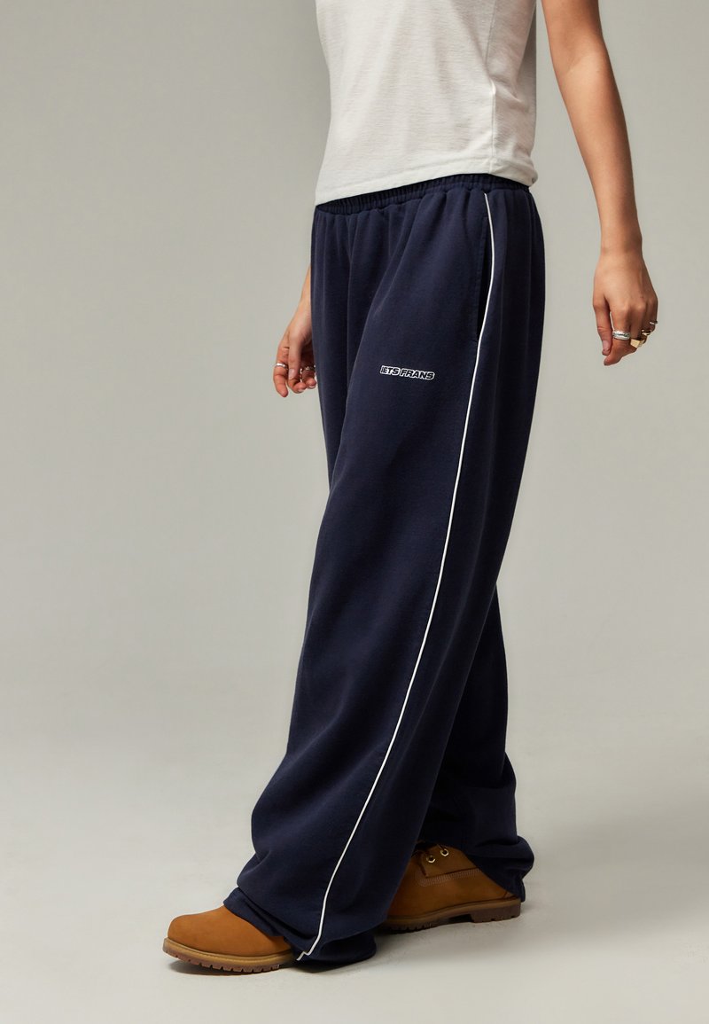 iets frans... HARRI WIDE LEG JOGGER UNISEX - Pantalon de survêtement - navy/bleu marine - ZALANDO.FR