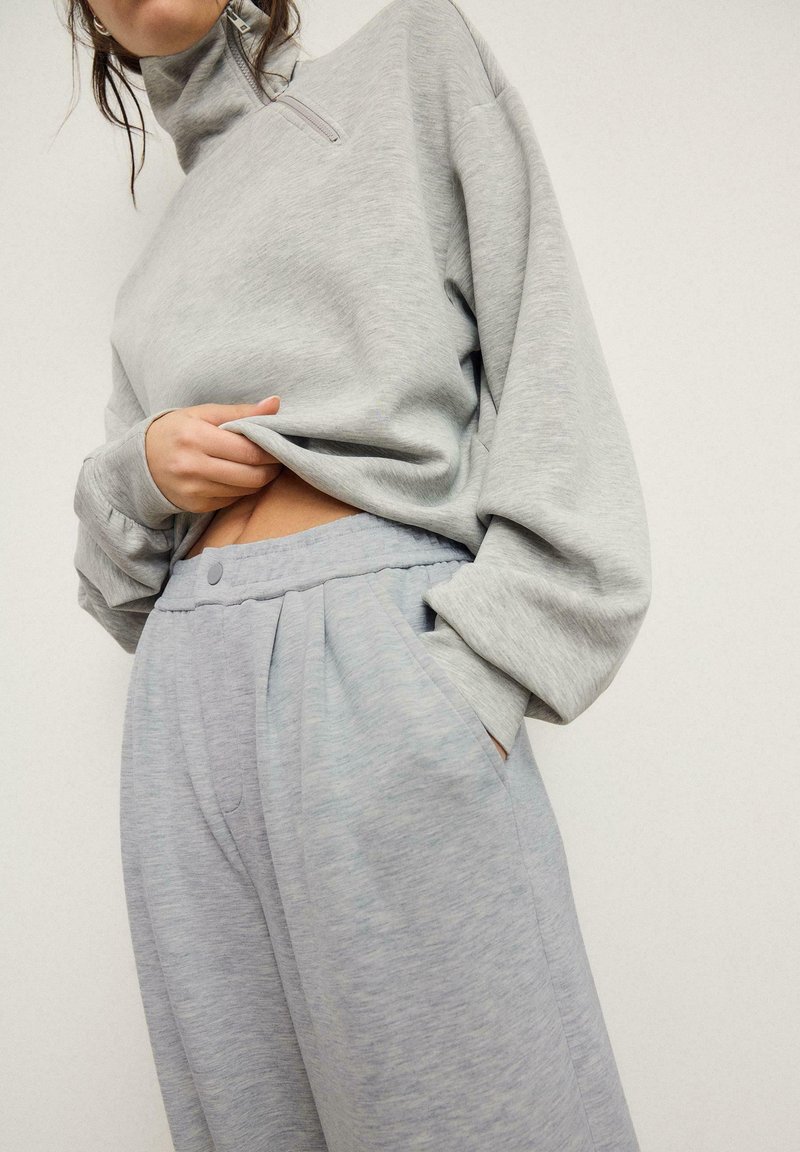 Stradivarius SOFT-TOUCH DARTED - Nohavice - light grey/svetlosivá ...