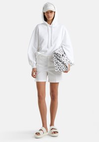 United Colors of Benetton STRETCH BERMUDAS - Shorts - white/blanco ...