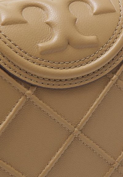 Tory Burch FLEMING SOFT CHAIN WALLET - Schoudertas - pebblestone/crème ...