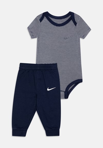 Nike Sportswear NIKE BABY FOOTED COVERALL AND BIB UNISEX SET - Overall ...