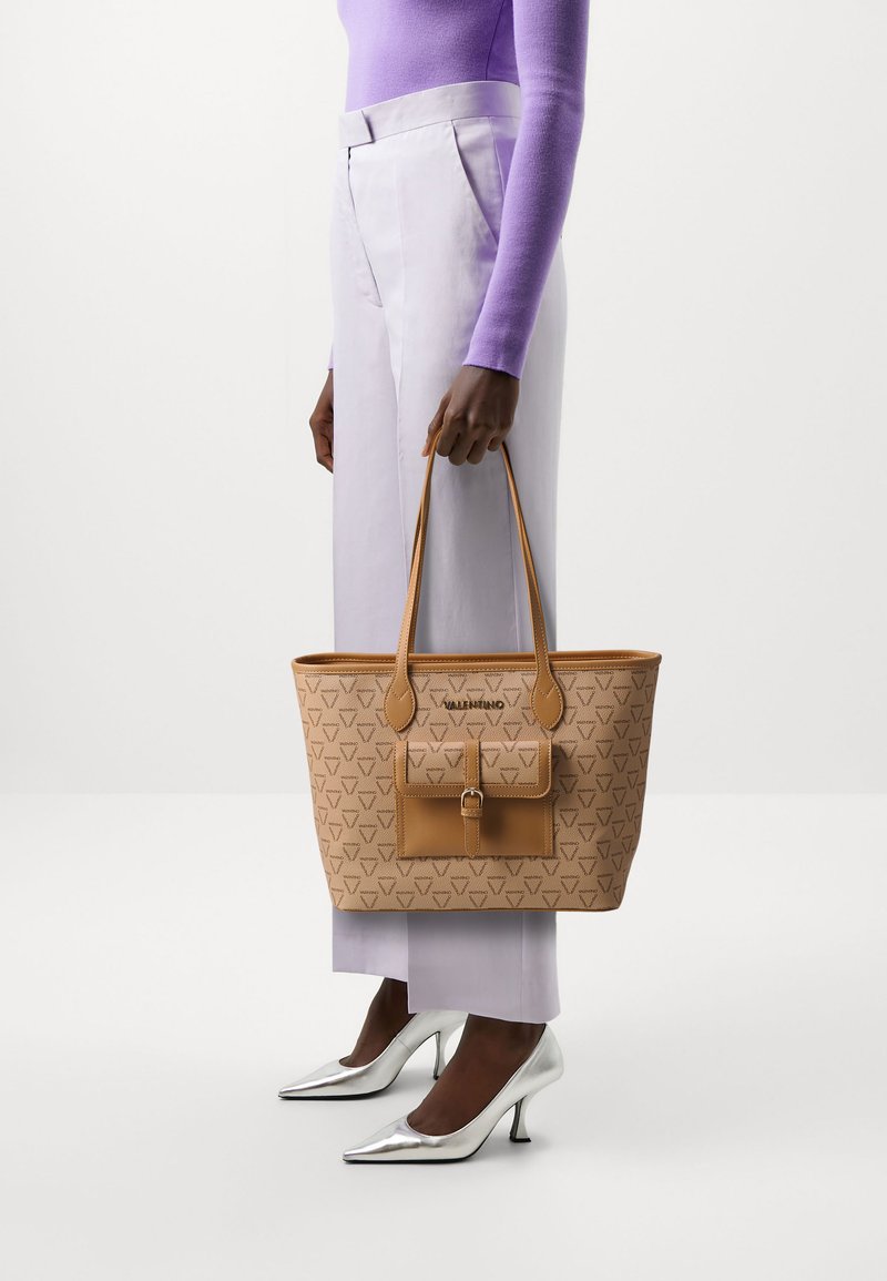 Valentino Bags LIUTO - Tote bag - beige/multi-coloured/beige - Zalando.ie