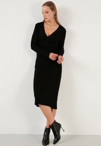 LELA SLIM FIT - Vestido de tubo - black/negro - Zalando.es