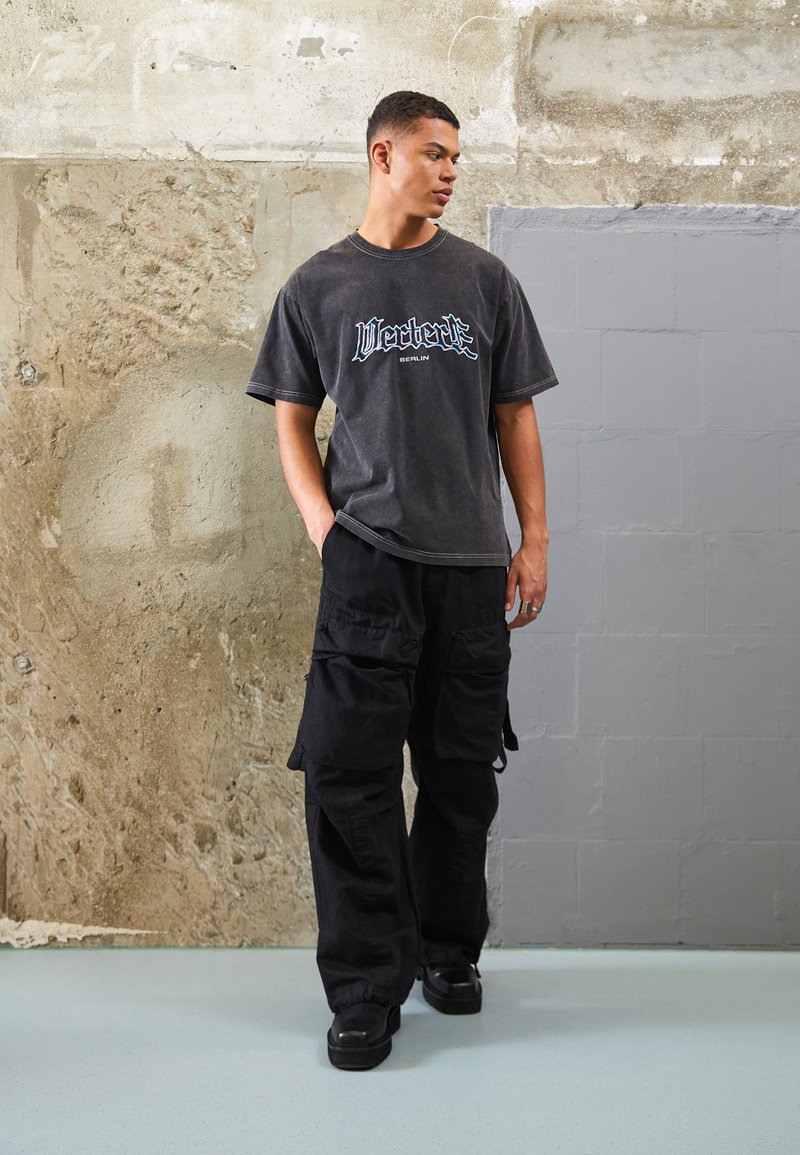 Vertere Berlin GLASS LOGO UNISEX - Print T-shirt - anthracite - Zalando.ie