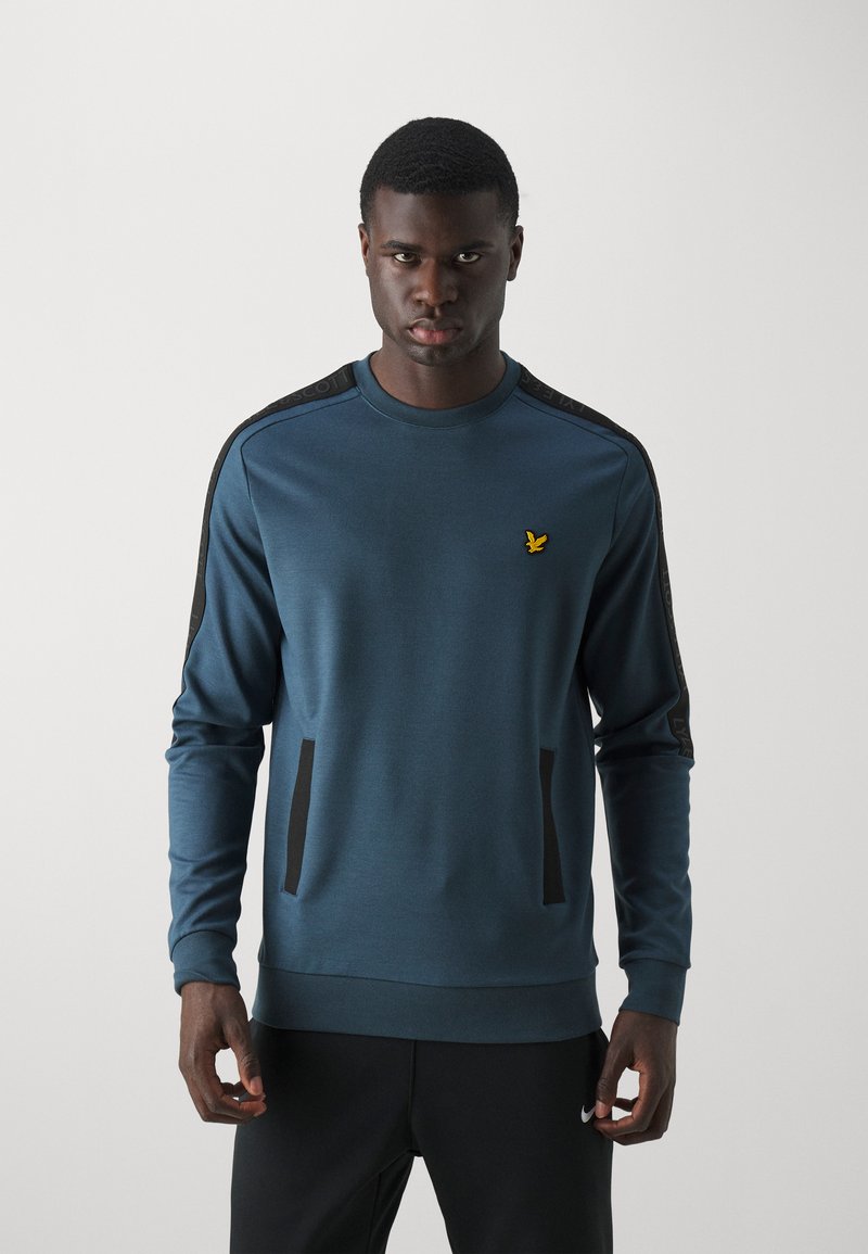 Lyle & Scott POCKET BRANDED CREW - Sweatshirt - light navy/dark blue ...